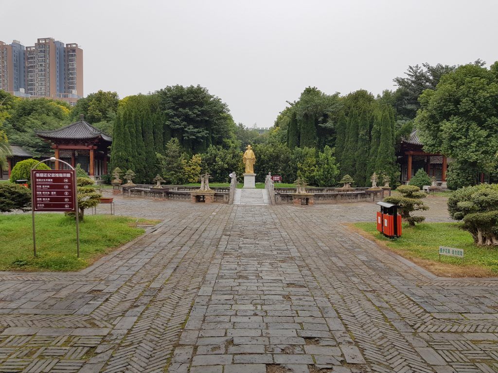 Monumento en honor a Zhang Ju Zheng — Viaja, descubre, experimenta