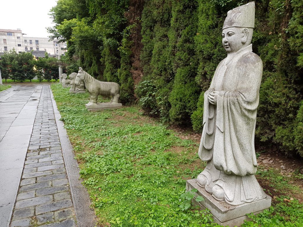 Monumento en honor a Zhang Ju Zheng — Viaja, descubre, experimenta